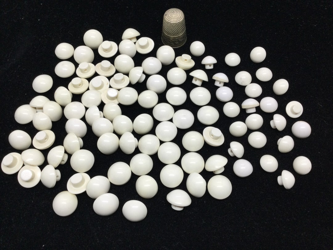Set of 98 Old Buttons, Bulk, White Plastic. From 1cm to 1.2cm, With ...
