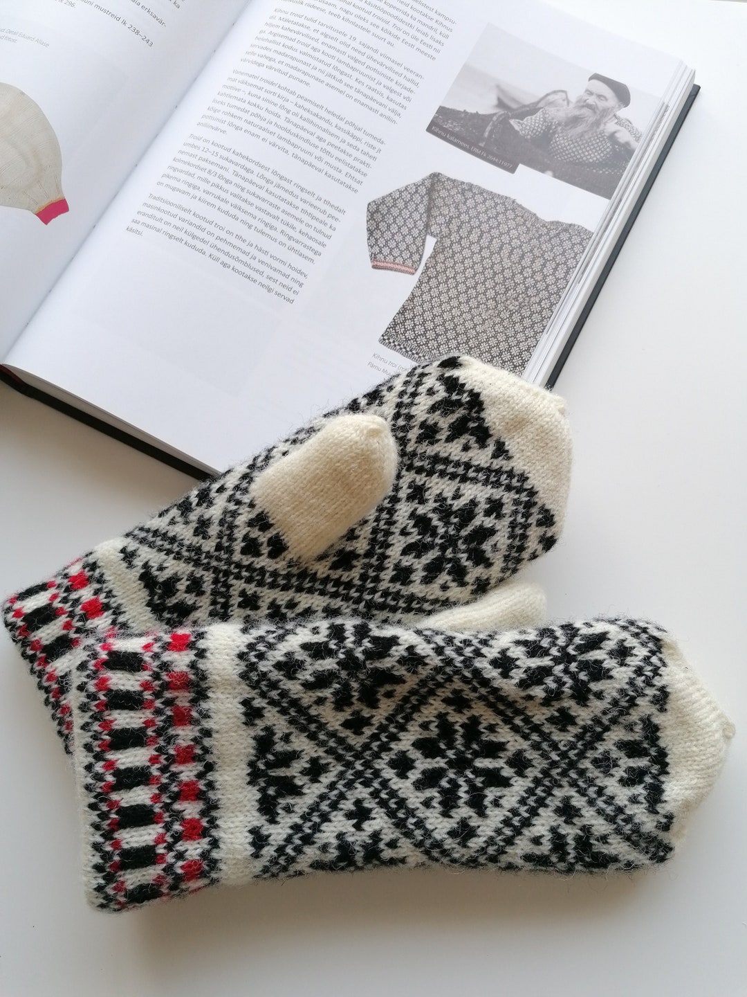 Soft and Cozy Snowflake Pattern Wool Mittens for Women - Knitted Lining ...