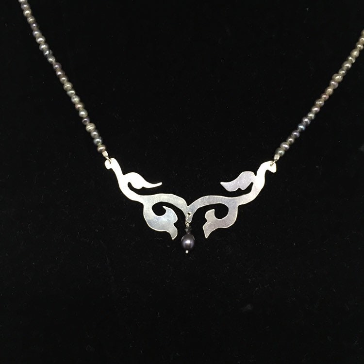 Arabesque necklace with black cultured pearls | Etsy