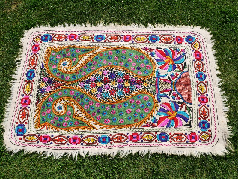 Flower Rug - Boho Wool Rug | Traditional Namda Felt Rug From Kashmir ...