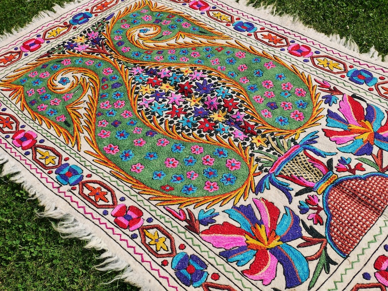 Flower Rug - Boho Wool Rug | Traditional Namda Felt Rug From Kashmir ...