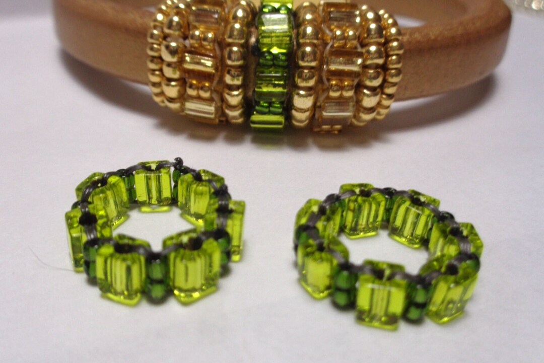 Two (2) Licorice Single Beaded Ohrings With Square Glass S-lined ...