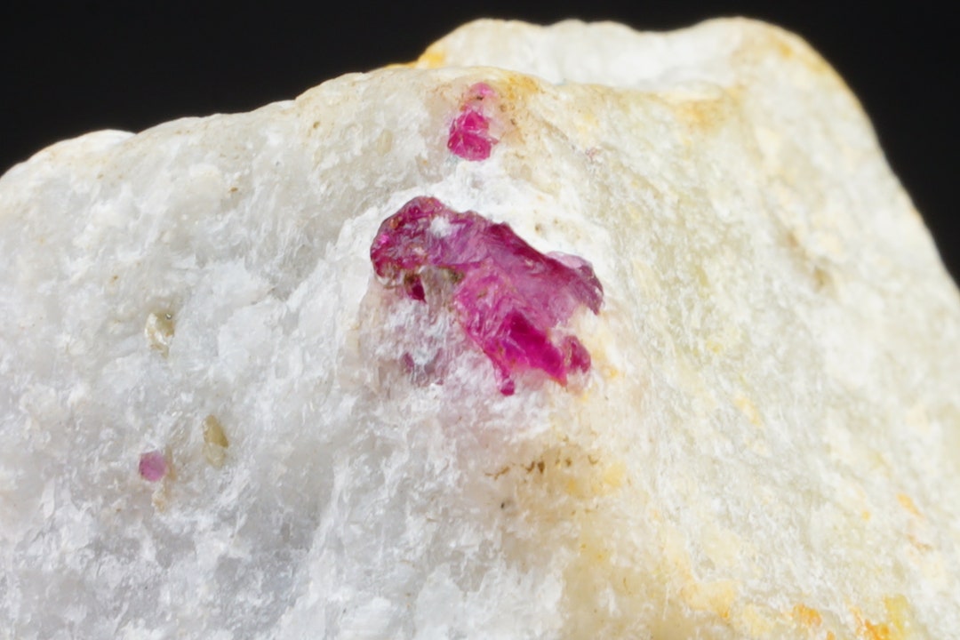 CORUNDUM Var RUBY in Matrix 40g - 4,8 X 2,7 X 2,3 Cm AFGHANISTAN ...