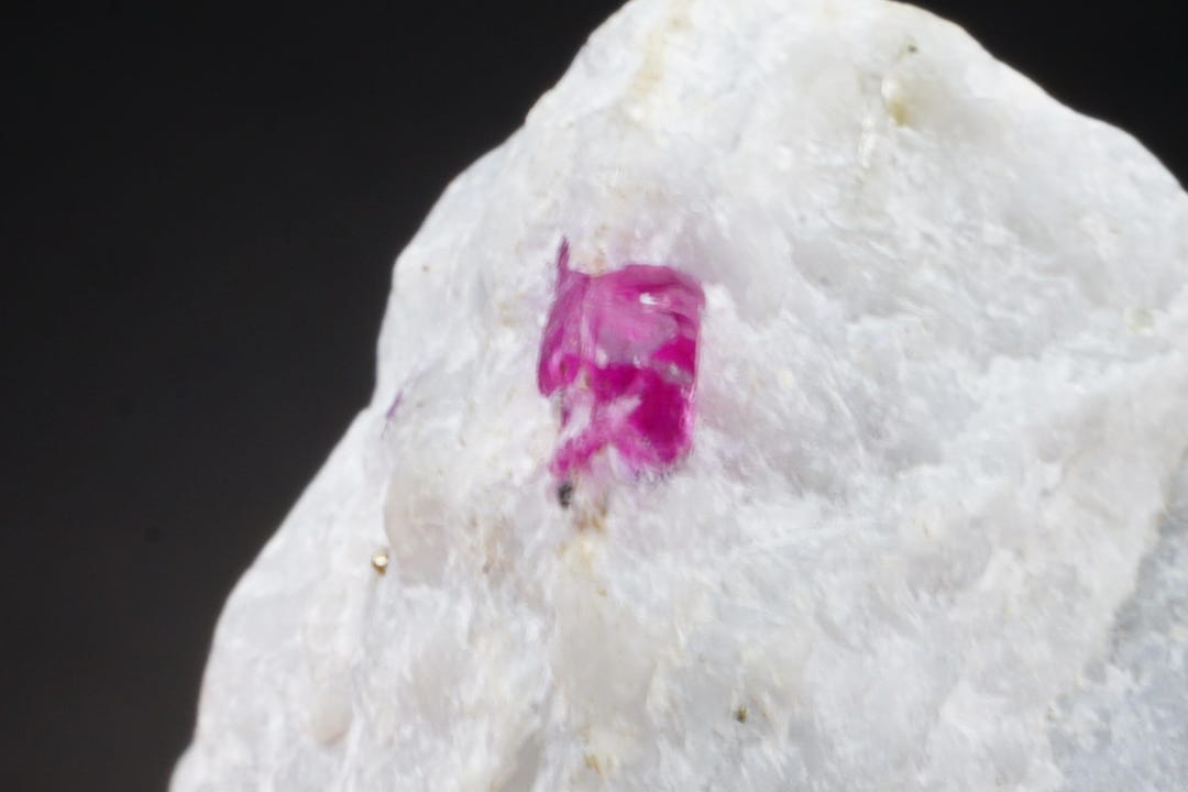 CORUNDUM Var RUBY in Matrix 26g - 3,3 × 2,7 × 2,5 Cm AFGHANISTAN ...