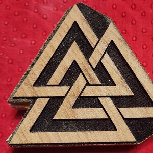Eye of Odin Viking Triangle Tri Knot Woodcut Stamp para impresión de ...