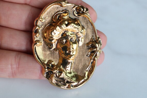Vintage large metal embossed portrait cameo pin brooch - Gem