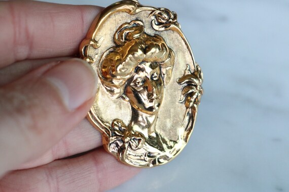 Vintage large metal embossed portrait cameo pin brooch - Gem