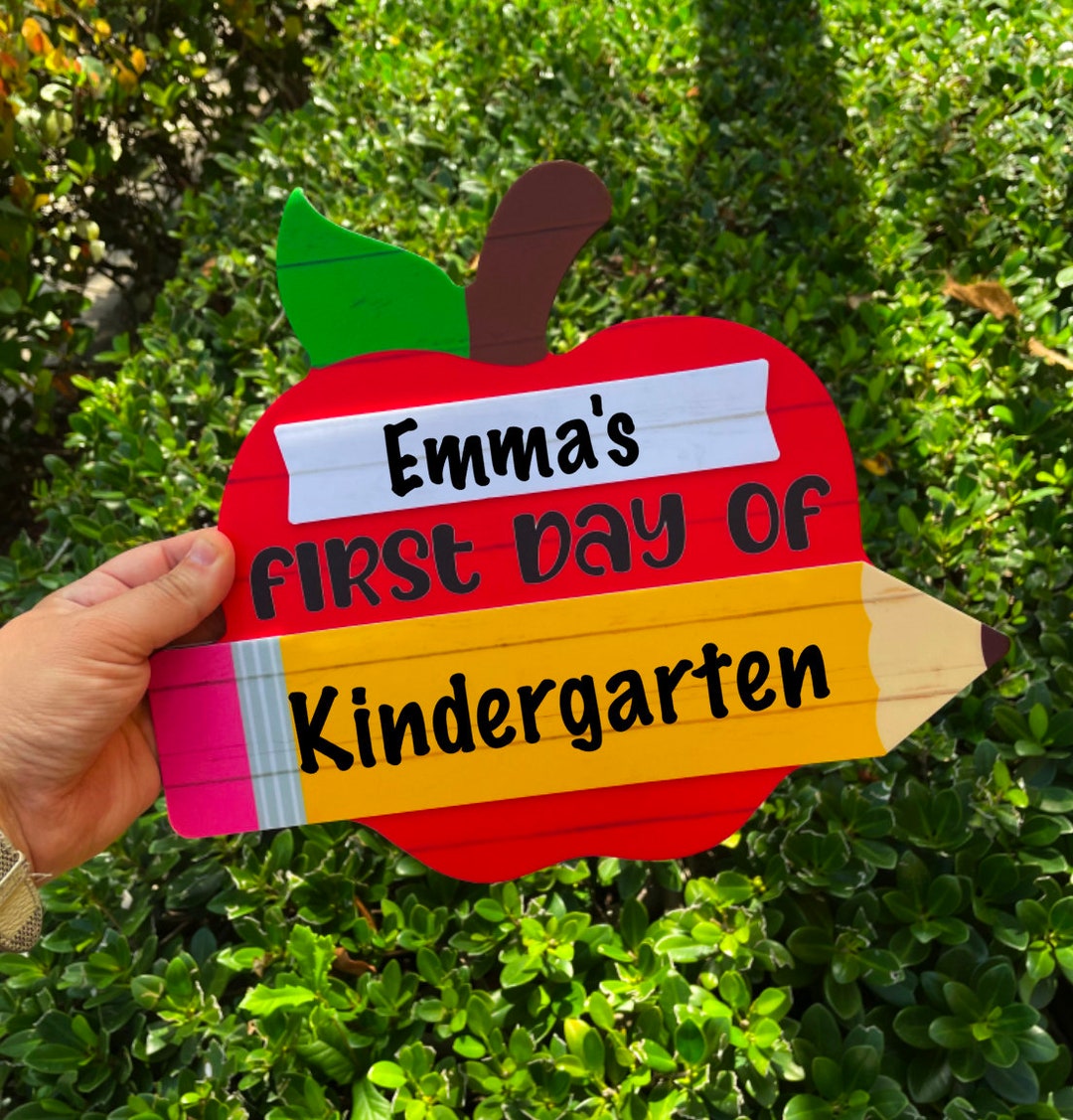 Personalized First Day of School Name Sign, Retro Flower, Daisy Back to ...