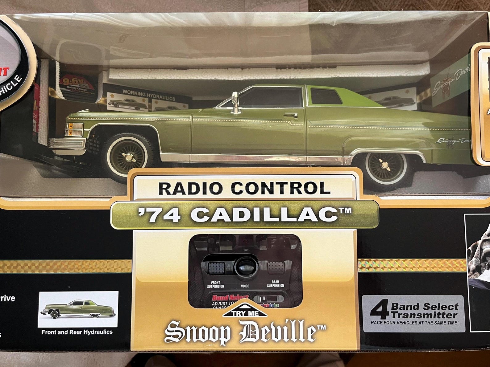 VINTAGE CADILLAC Model SNOOP Deville 1974 1:18 Remote Control Radio Car ...