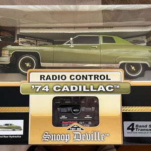 VINTAGE CADILLAC Model SNOOP Deville 1974 1:18 Remote Control Radio Car ...