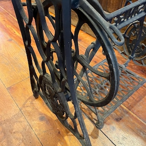 Vintage Early 1900's Singer Treadle Sewing Machine Cast Iron Stand ...