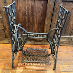 Vintage Early 1900's Singer Treadle Sewing Machine Cast Iron Stand ...