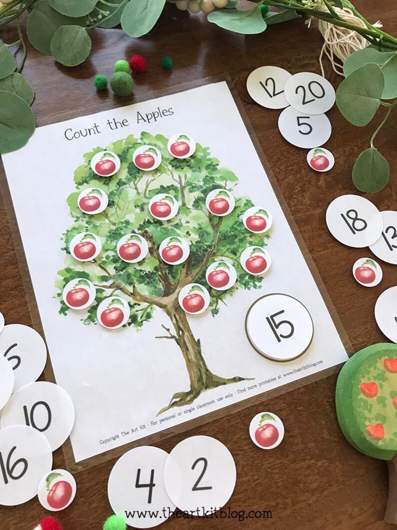 Actividad imprimible para niños de contar las manzanas en el manzano ...
