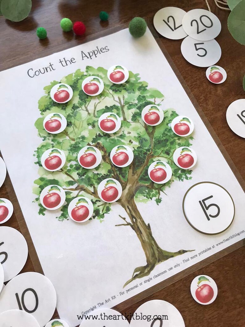 Actividad imprimible para niños de contar las manzanas en el manzano ...