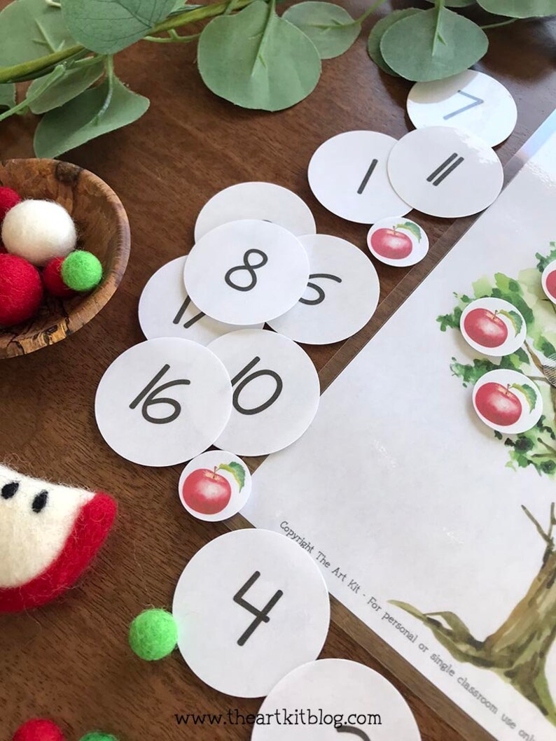 Actividad imprimible para niños de contar las manzanas en el manzano ...