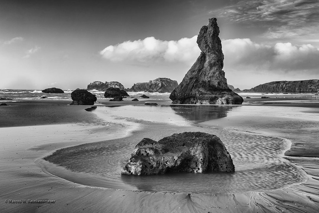 Dramatic Rock Formations Meet Pacific Ocean at Bandon Beach, Oregon ...