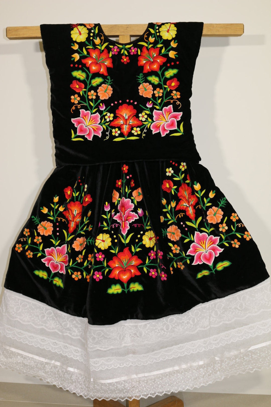 FREE shipping Mexican outfit, tehuana dress, handembroidery flowers in ...