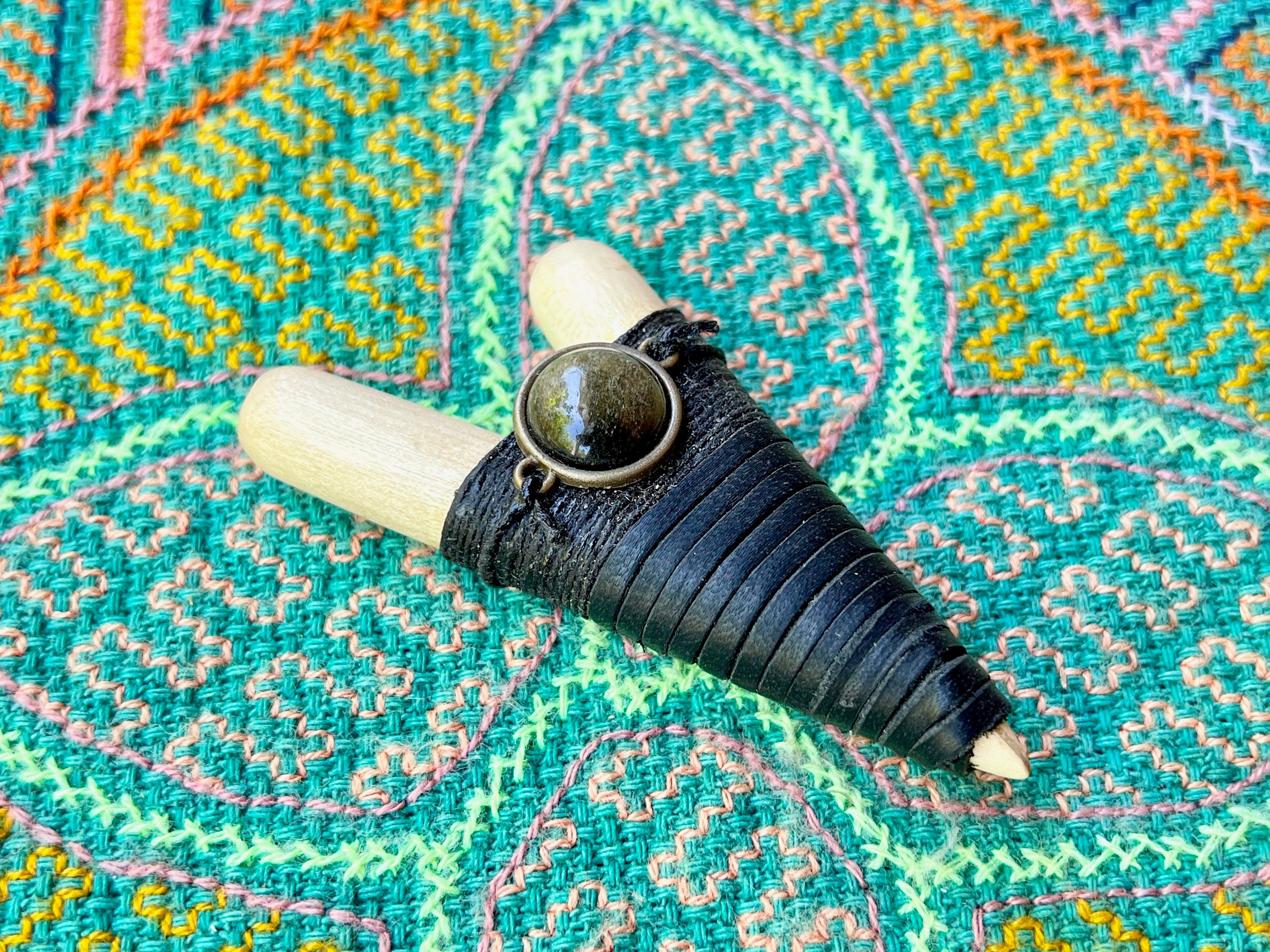 Kuripe, Natural Light Wood Kuripe with Silver Sheen Obsidian ...