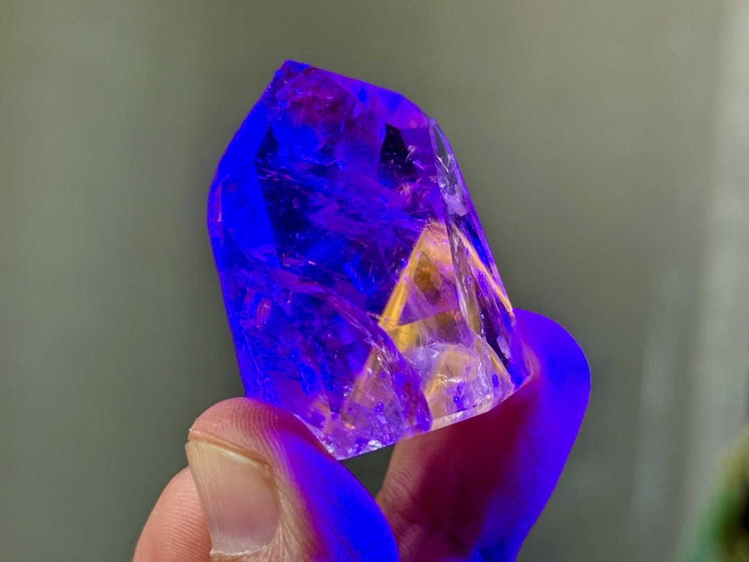Powellite Phantom Amethyst Quartz, UV Reactive & Self-standing, 38g ...