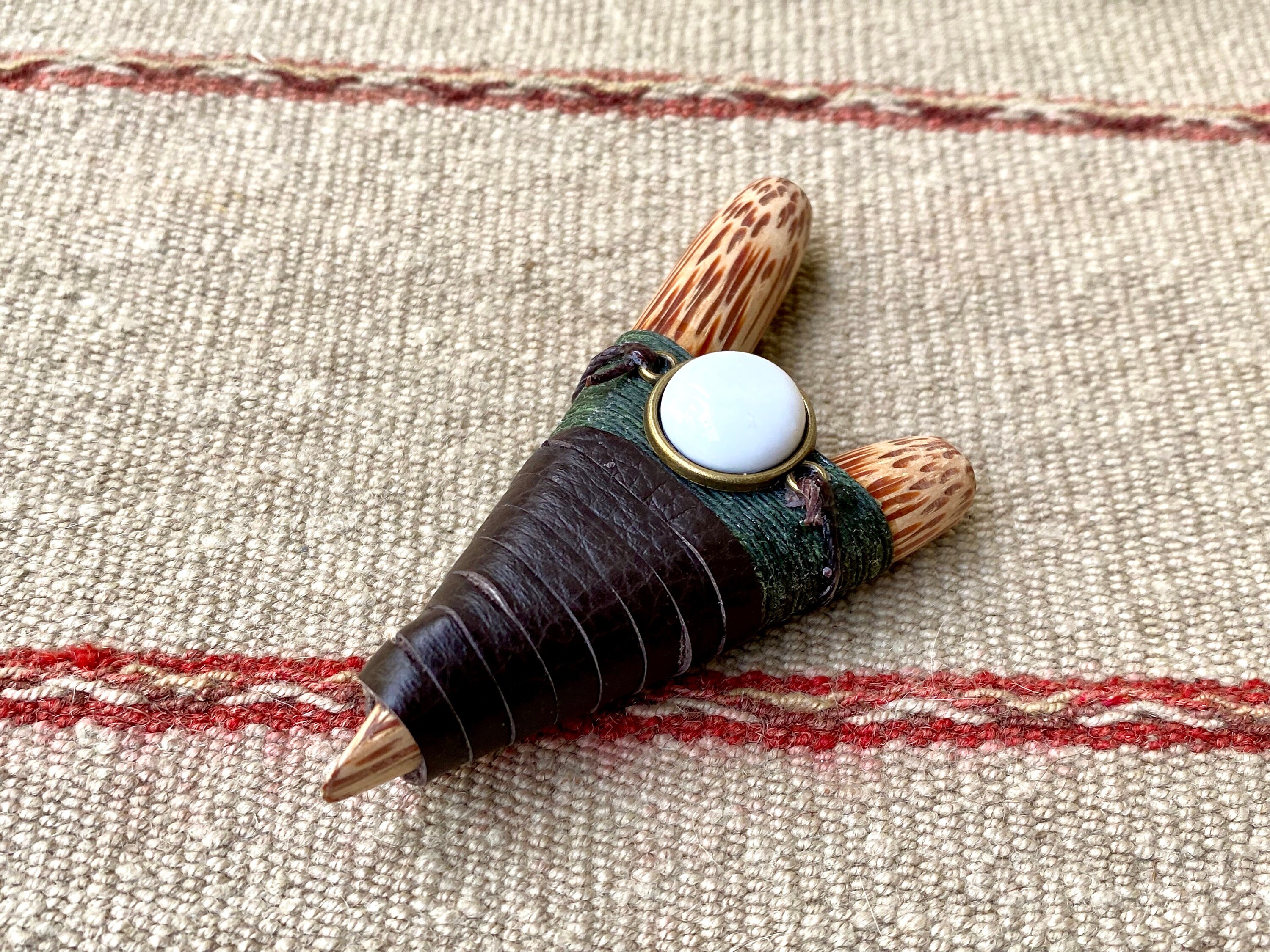 Kuripe, Traditional Wood Kuripe with Howlite, Shamanic Self-Applicator Pipe