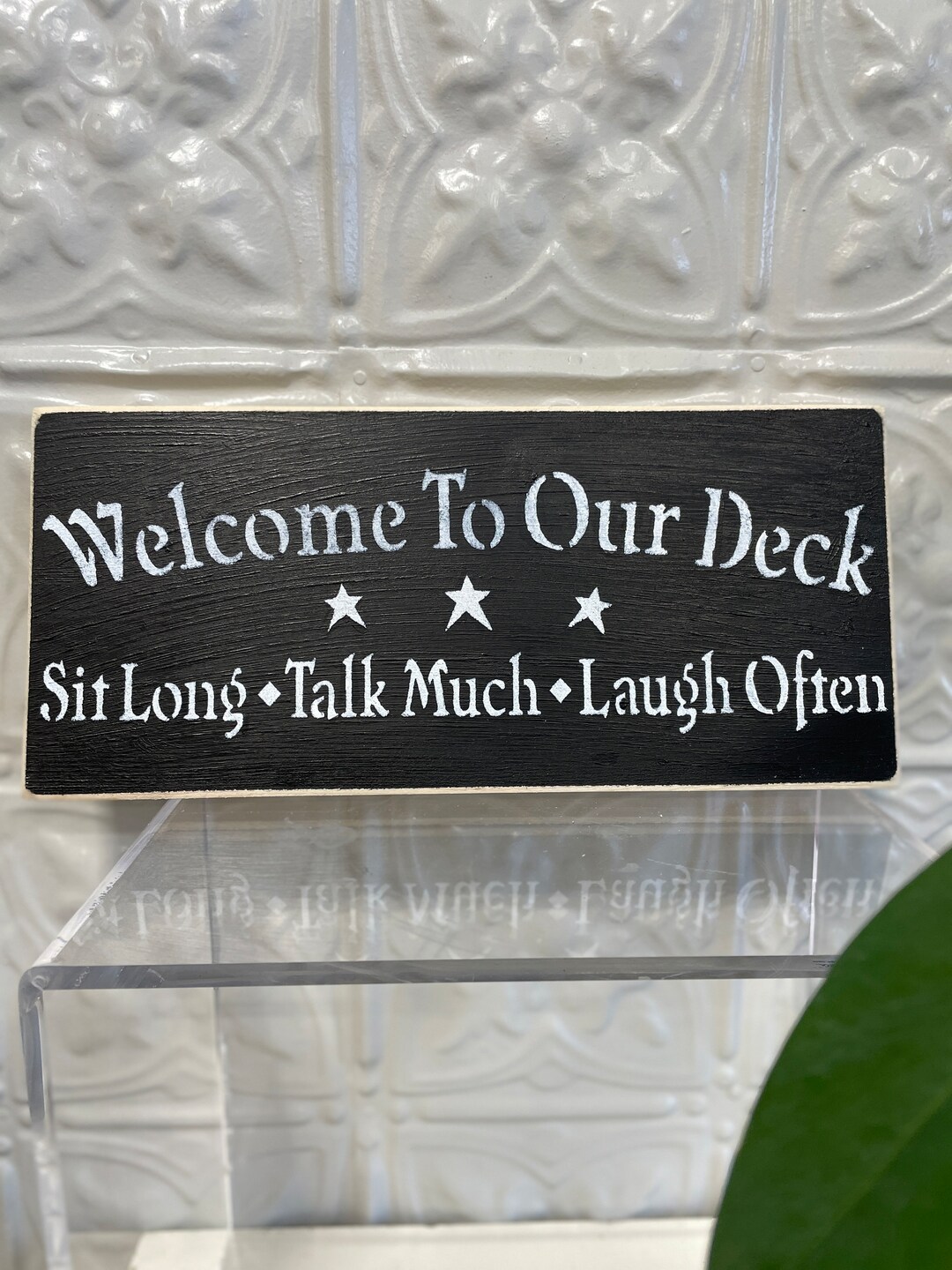 Bienvenido a nuestro letrero de cubierta Siéntate, habla mucho, ríe a ...