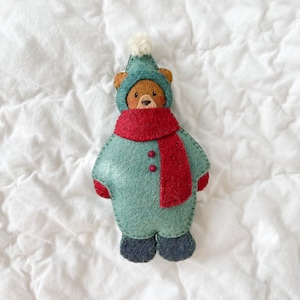 Bundled up Bear Felt Ornament Pattern: DIY Winter Holiday Sewing Craft ...