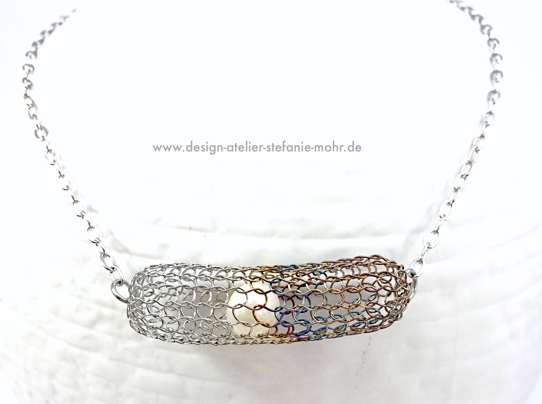 Edelstahl-Kette mit hand gestricktem Element aus geflammtem ...