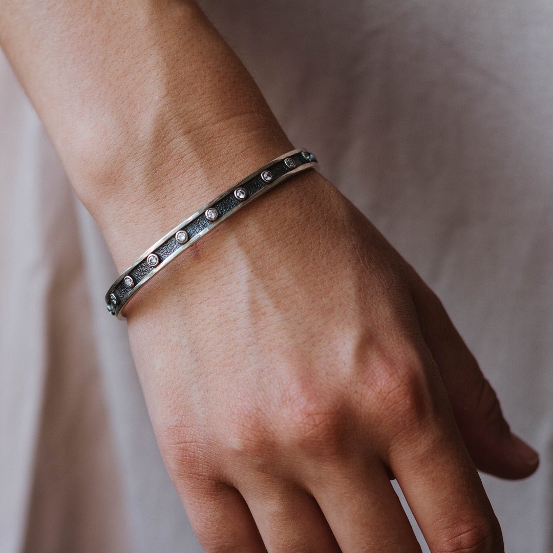Brazalete oxidado de plata negra para mujeres brutalistas pulsera ... Brazalete oxidado de plata negra para mujeres brutalistas pulsera ...