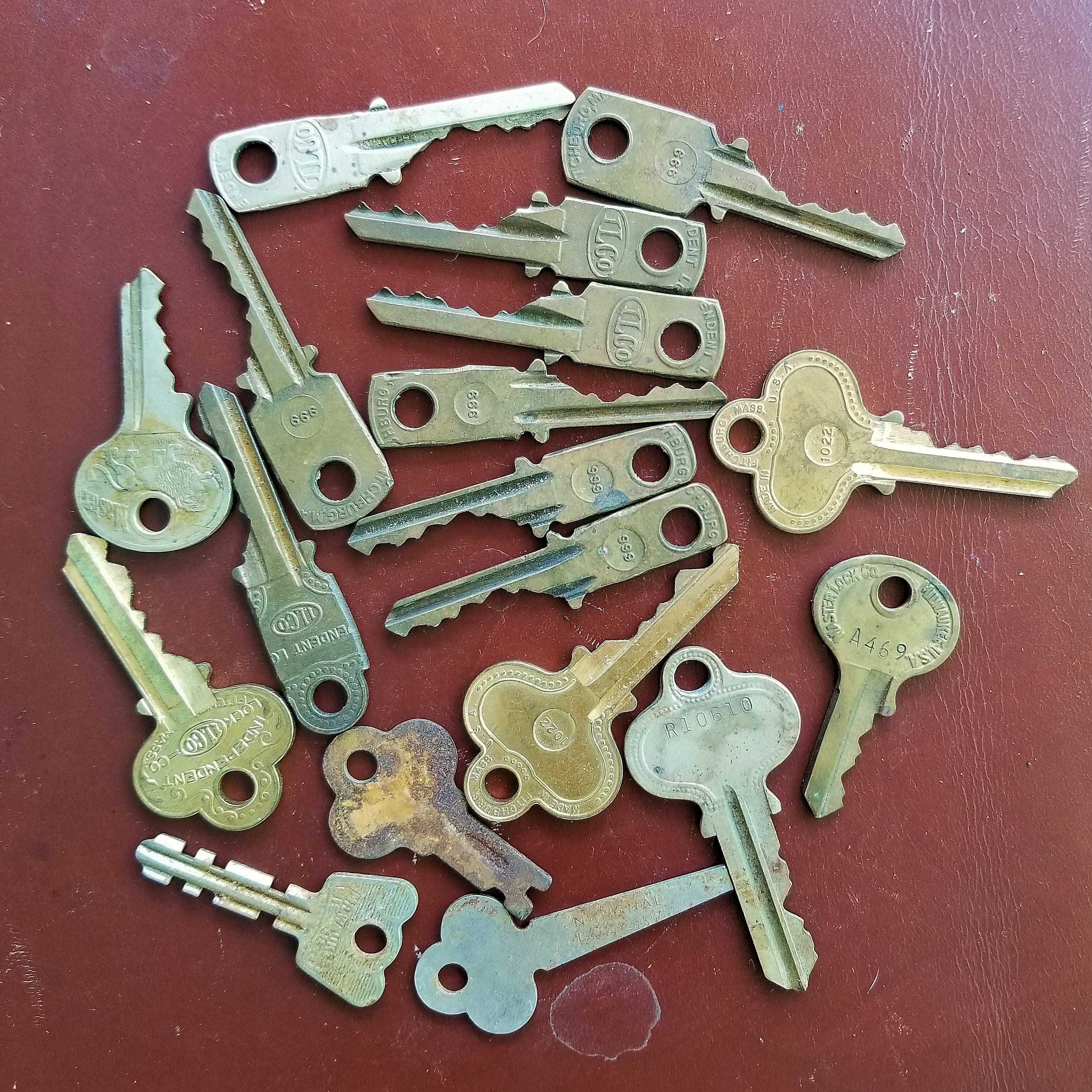 18 Vintage Keys. Bulk Collection Old Cut Metal Keys. Steampunk - Etsy