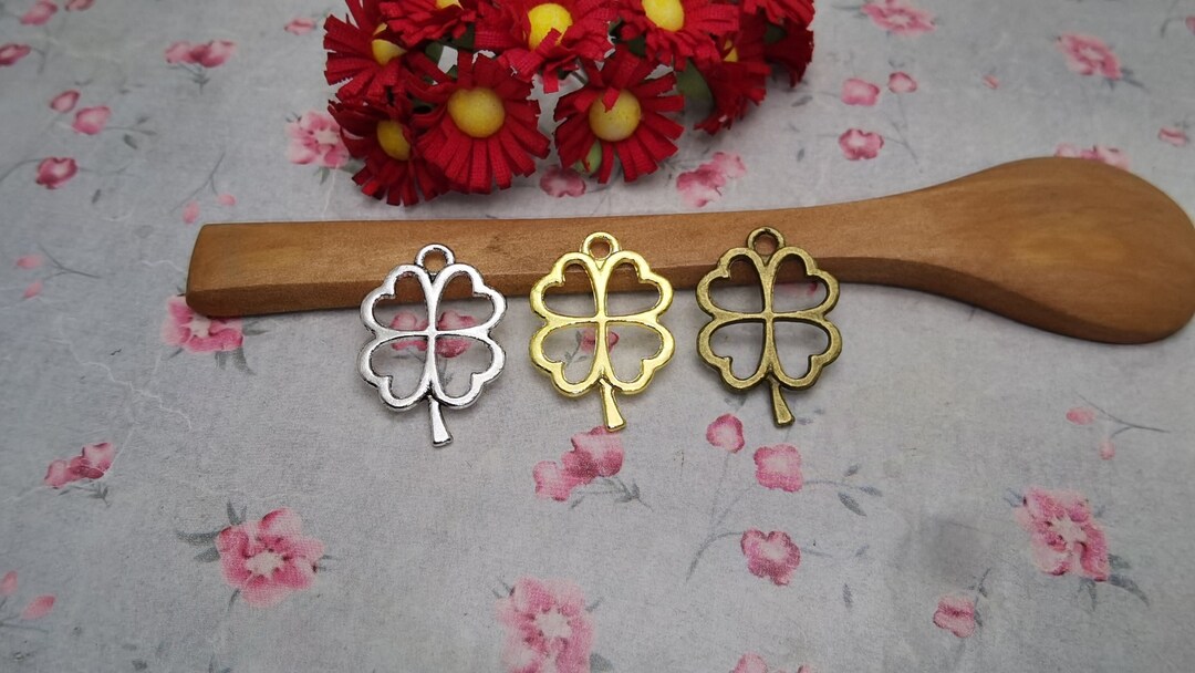 10/50 Piece Metal Shamrocks Four Leaf Clover Foliage Pendant Necklace ...