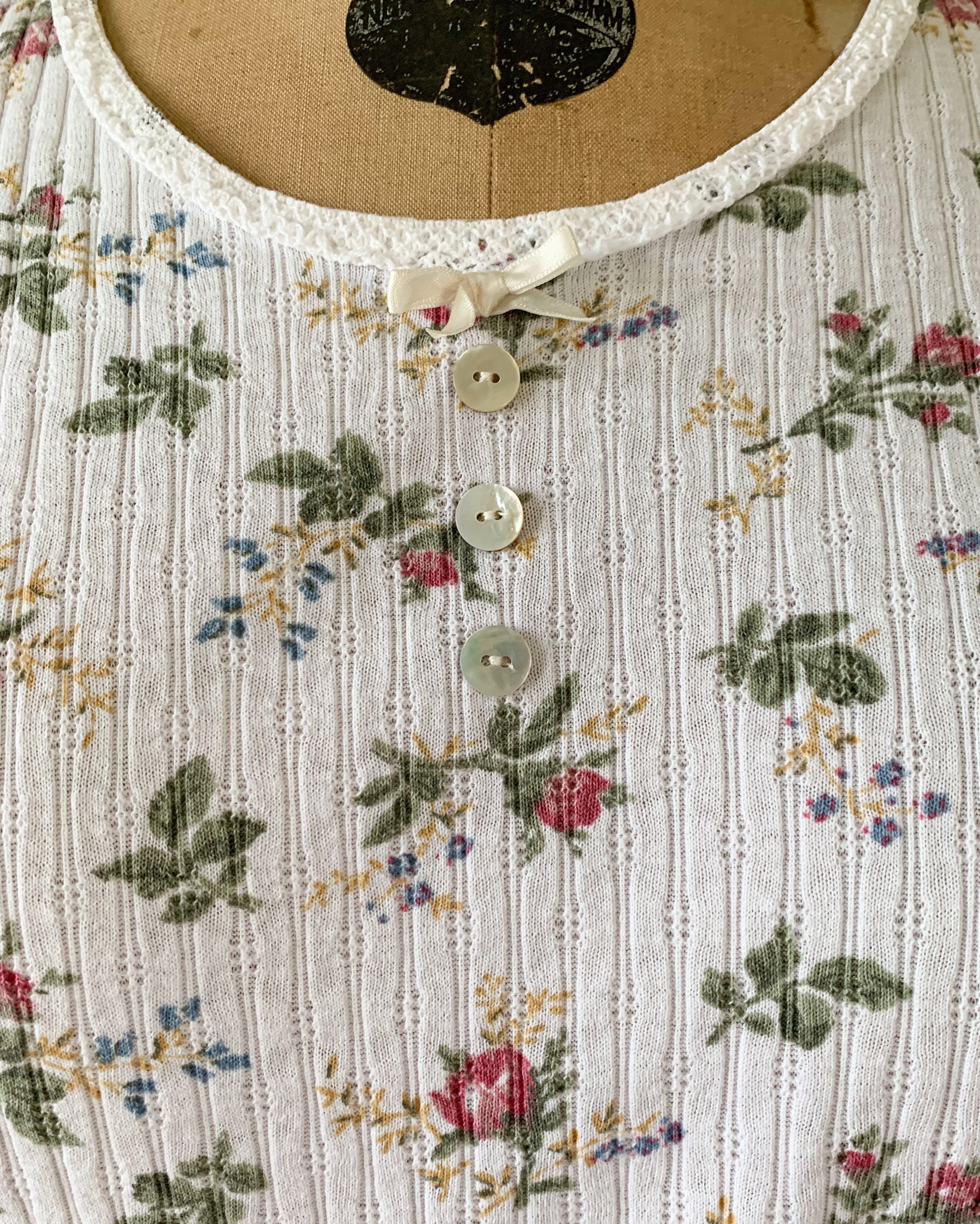 Vintage 1990s white floral rose print lace trim top / Large L