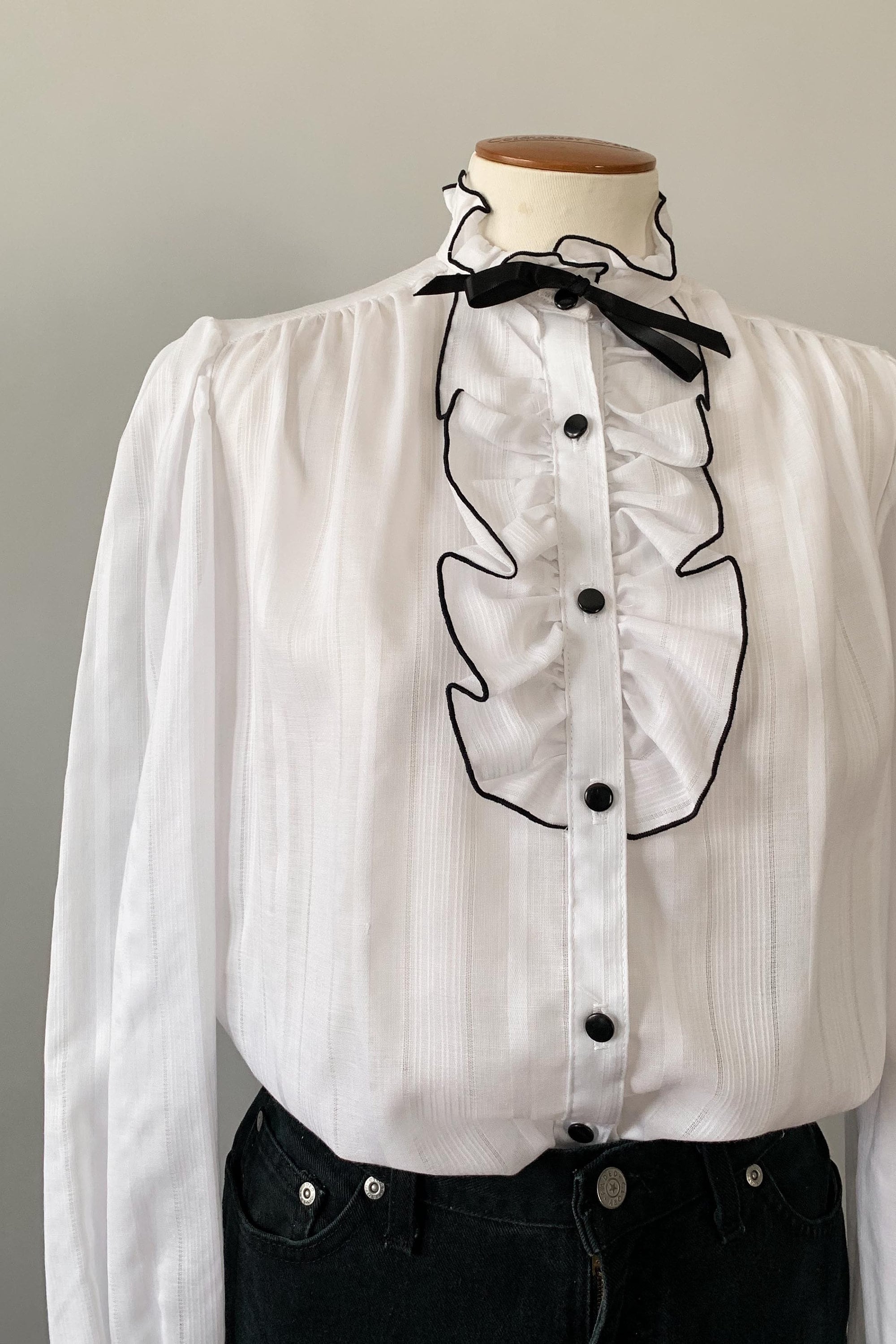 Vintage 1980s 80s white frilly ruffled tuxedo bow blouse Small S