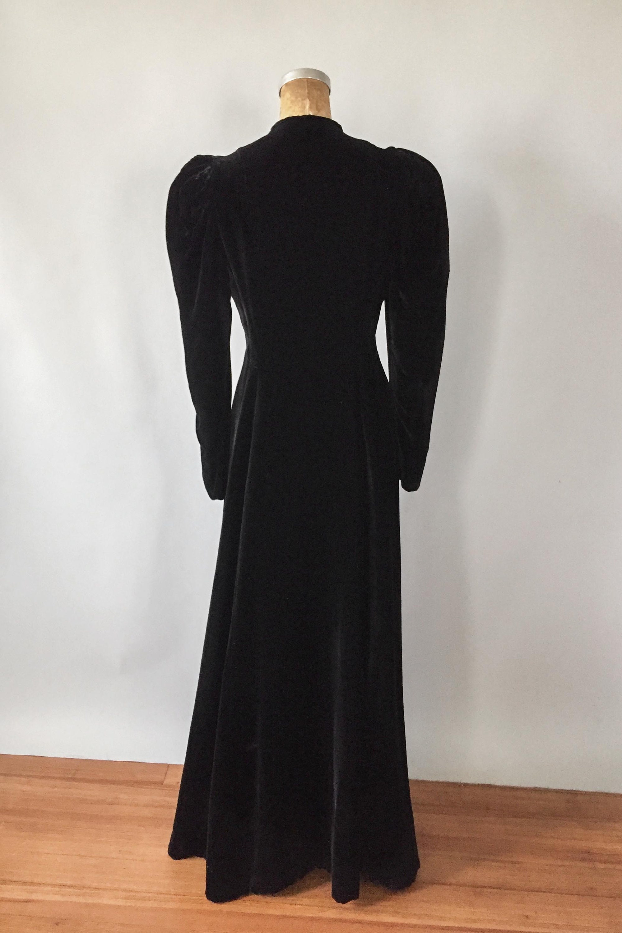 Vintage 1940s Victorian style black velvet full length opera coat Extra ...
