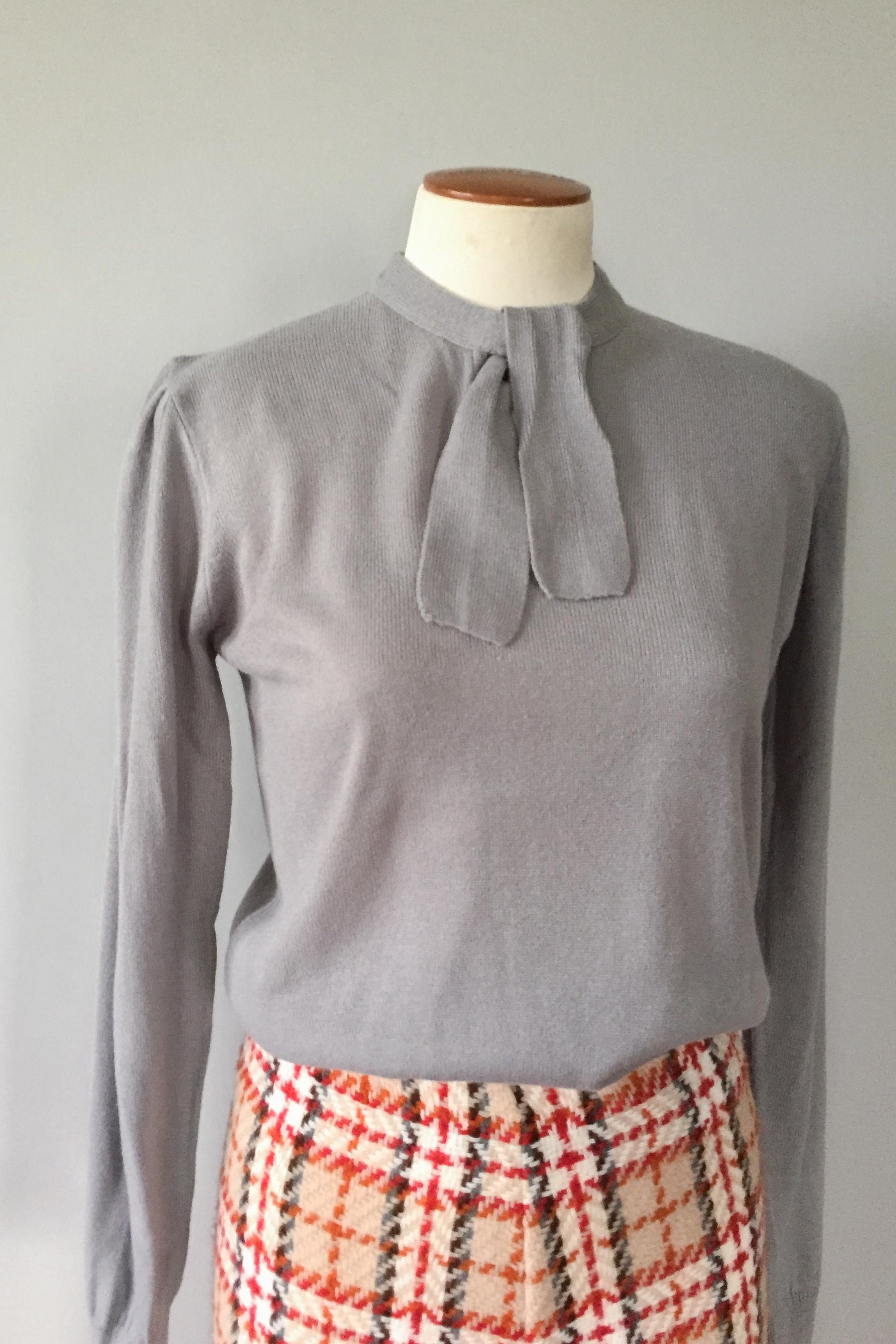 Vintage 1970s 70s gray necktie ascot sweater Small S