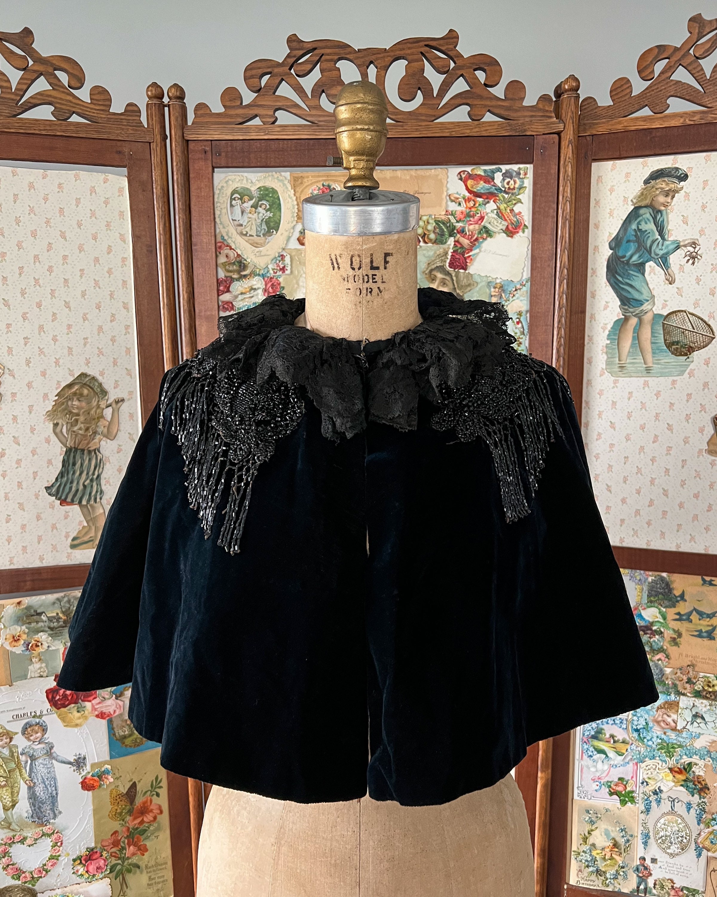 Antique 1890s Victorian black velvet jet beaded mourning capelet