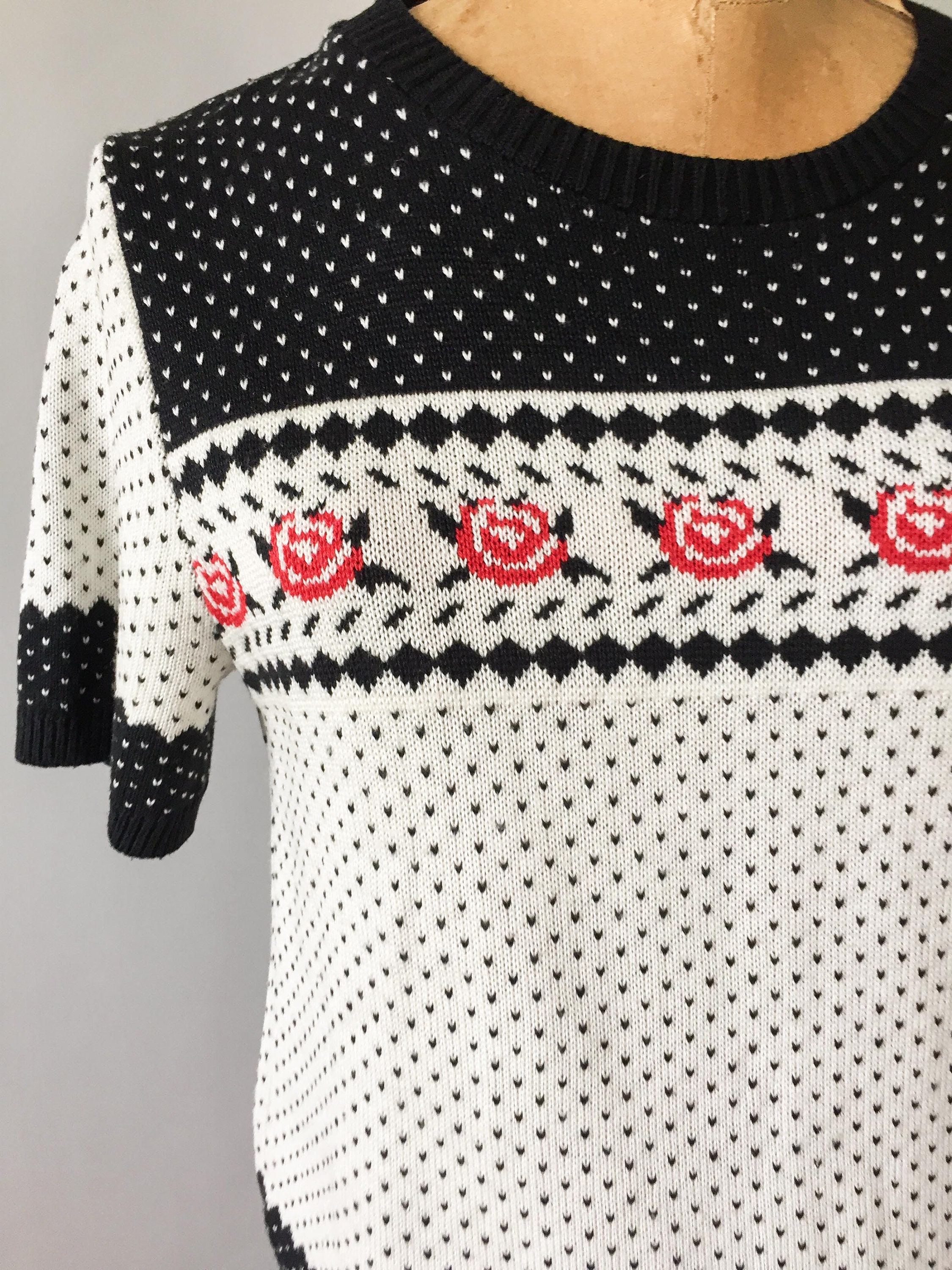 Vintage 1980s 80s black & red rose pattern short sleeve pullover ...