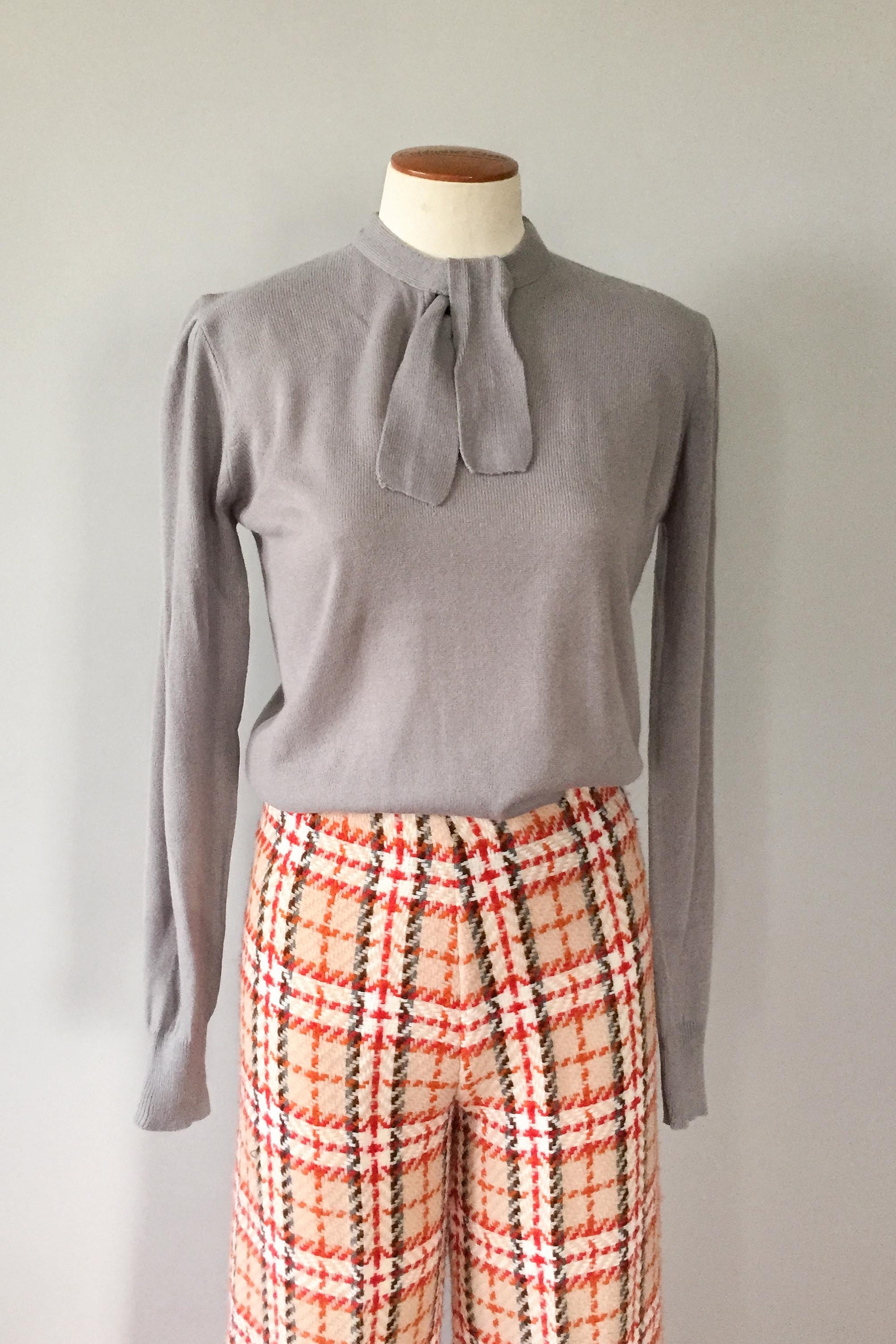 Vintage 1970s 70s gray necktie ascot sweater Small S