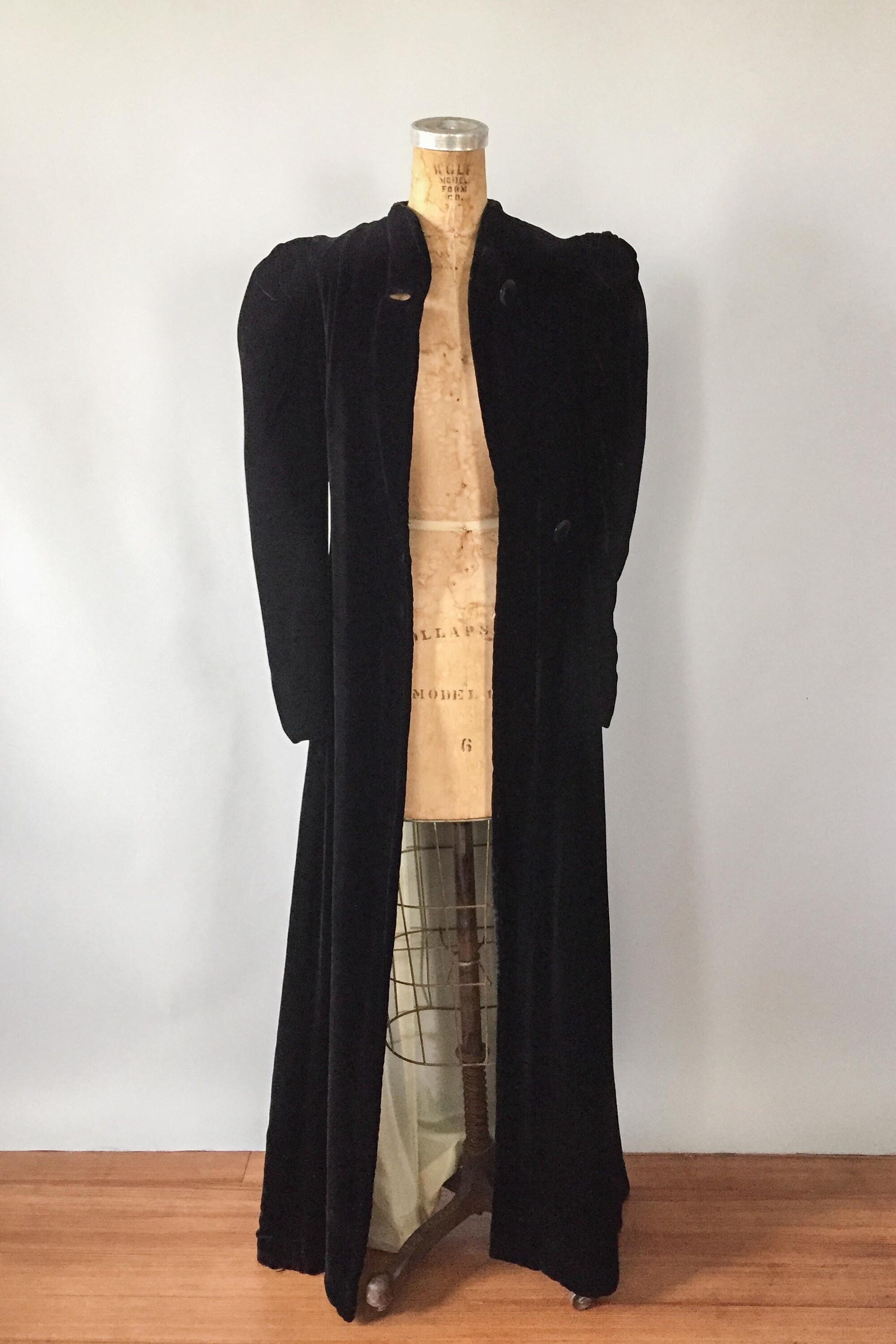 Vintage 1940s Victorian style black velvet full length opera coat Extra ...