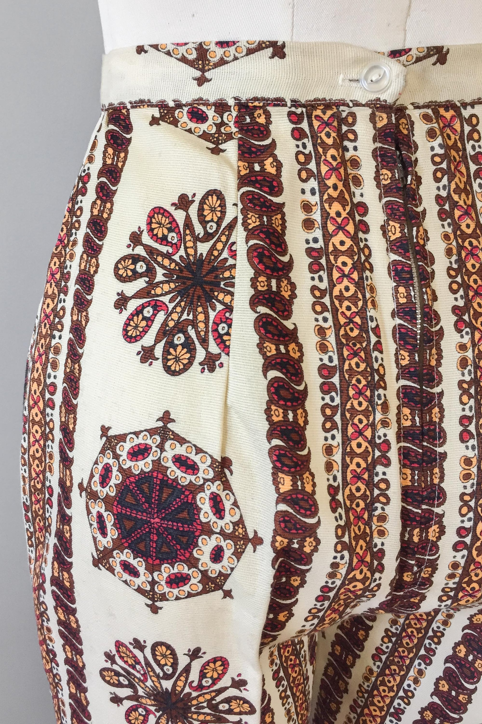 Vintage 1960s 60s NOS cream and brown paisley cigarette capri pants ...