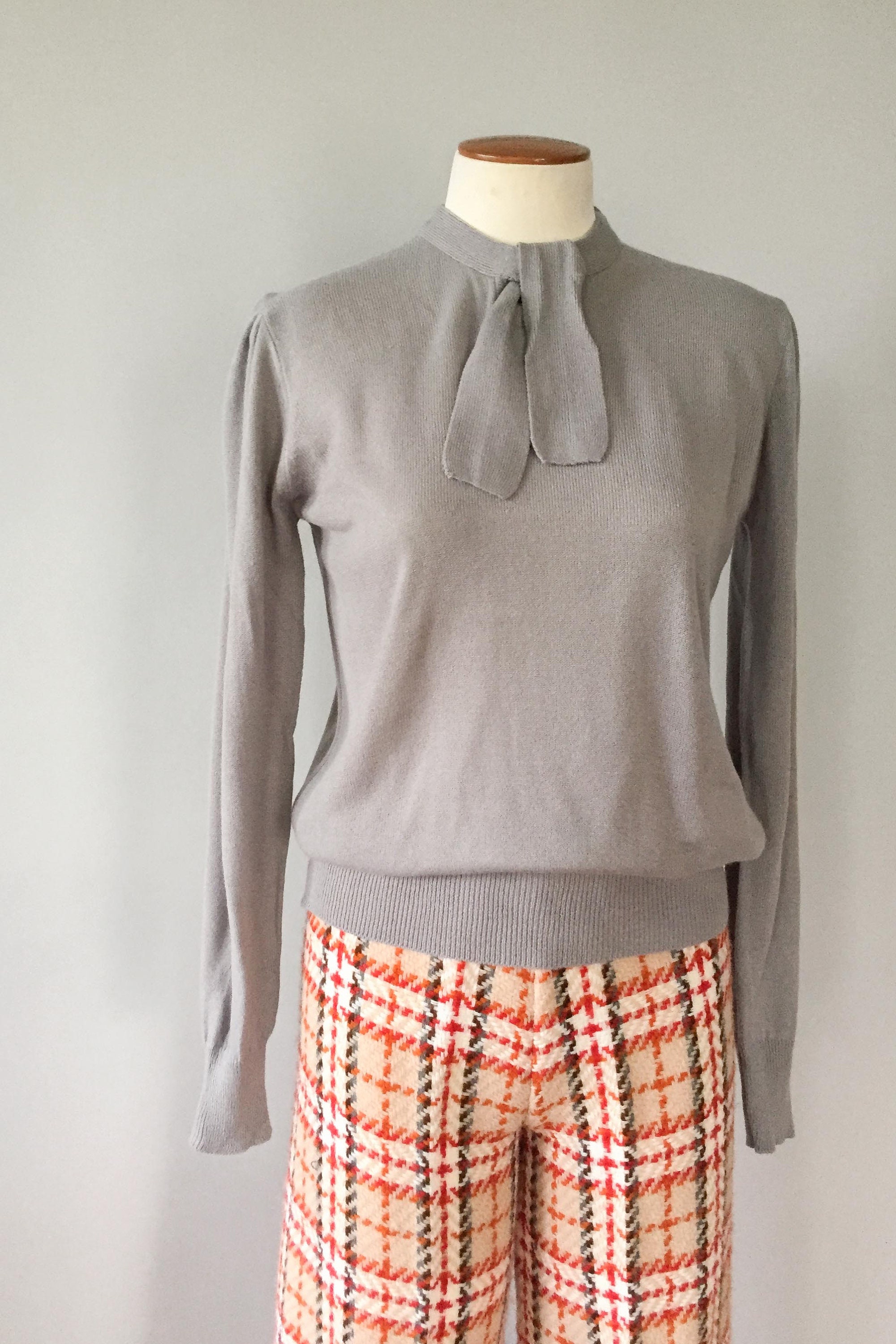 Vintage 1970s 70s gray necktie ascot sweater Small S