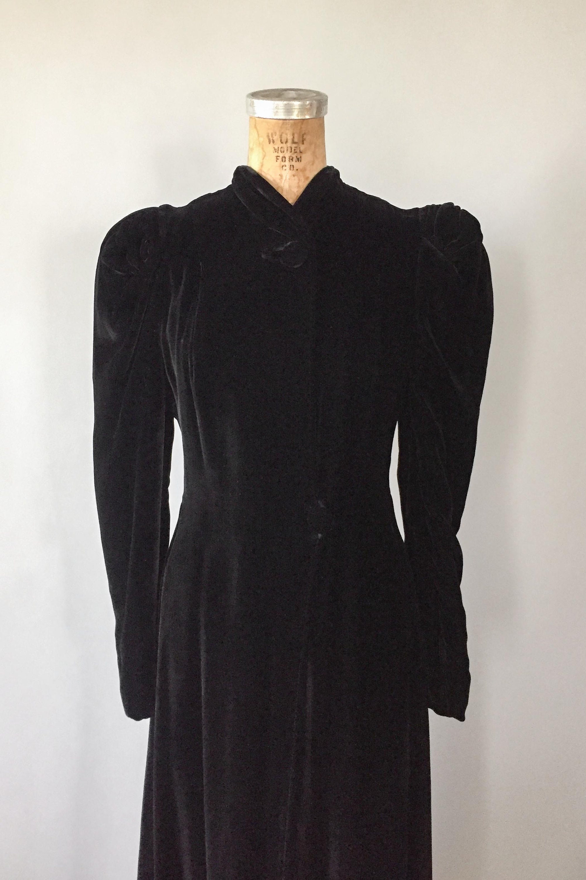 Vintage 1940s Victorian style black velvet full length opera coat Extra ...