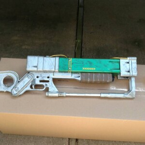 Fallout Laser Rifle (with 2 MF Cells and a Working Reloading Mechanism ...