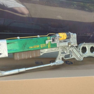 Fallout Laser Rifle (with 2 MF Cells and a Working Reloading Mechanism ...