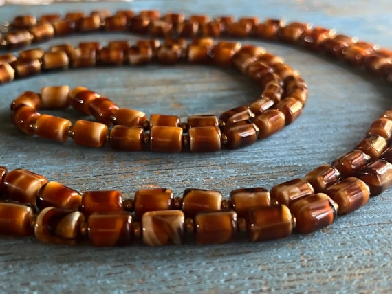 Vintage long necklace of cylindrical, root beer color… - Gem