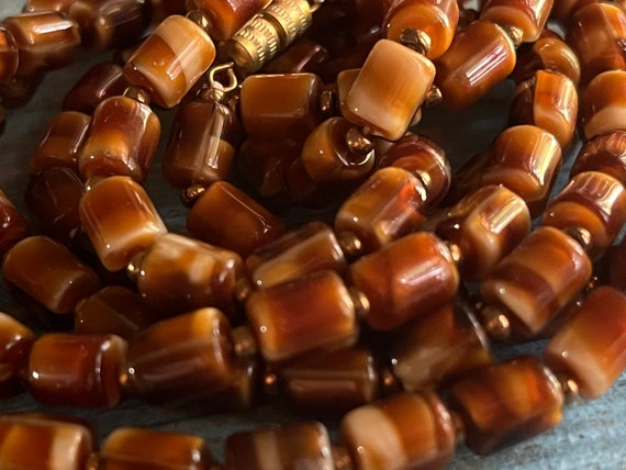 Vintage long necklace of cylindrical, root beer color… - Gem