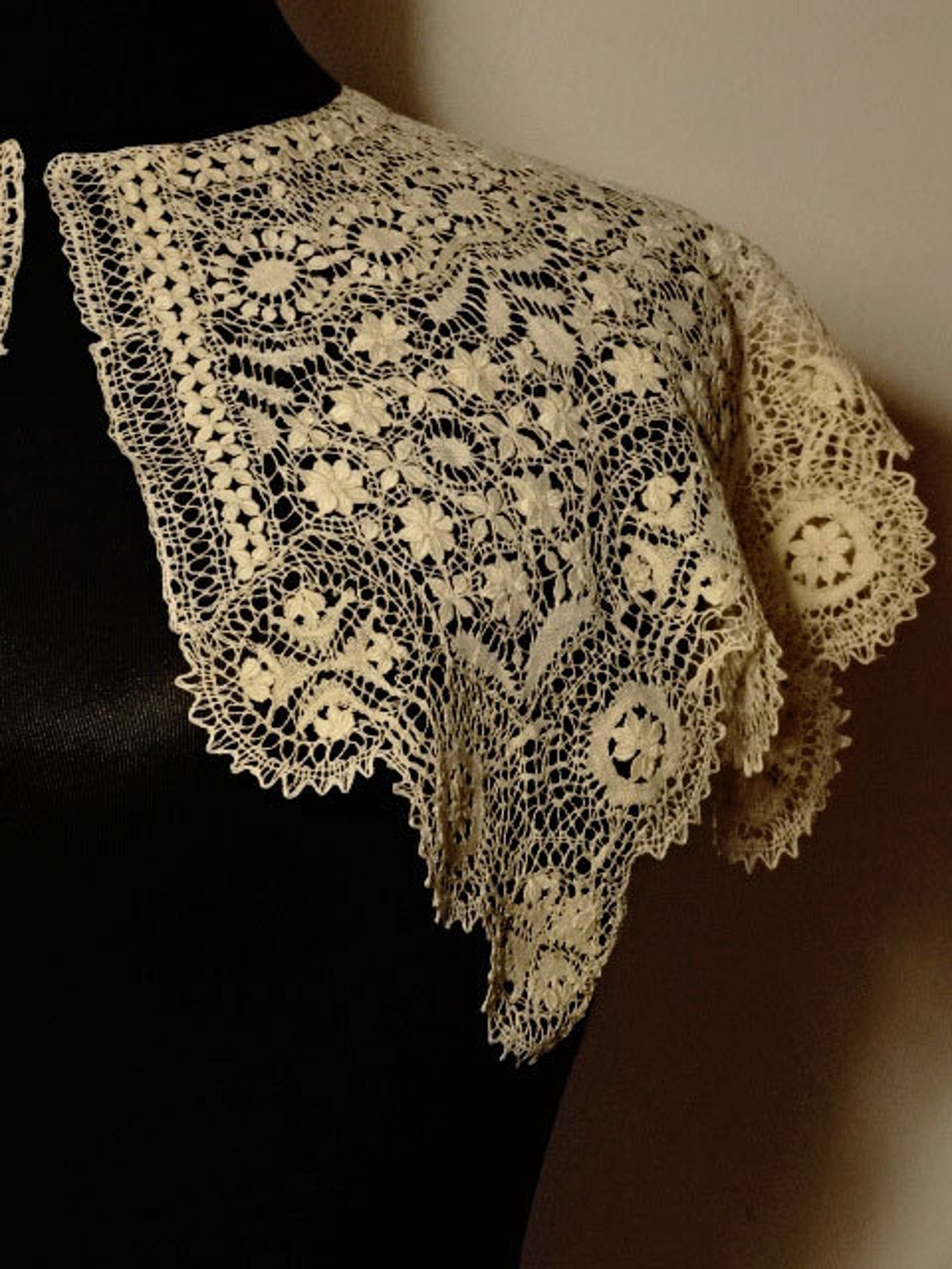 A Rare and Exquisitely Fine Antique Linen Maltese Lace Collar or ...