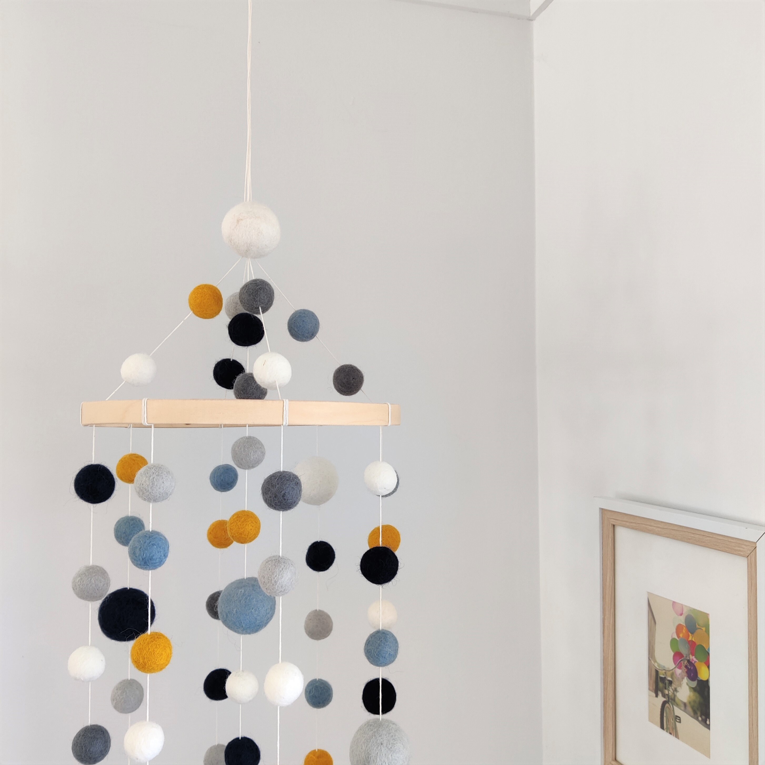 Mobile pour bébé nuance de bleu jaune moutarde blanc boules de - Etsy ...