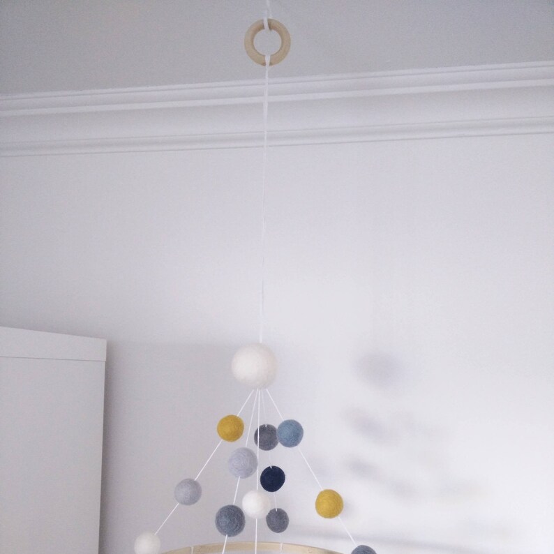 Mobile pour bébé nuance de bleu jaune moutarde blanc boules de - Etsy ...