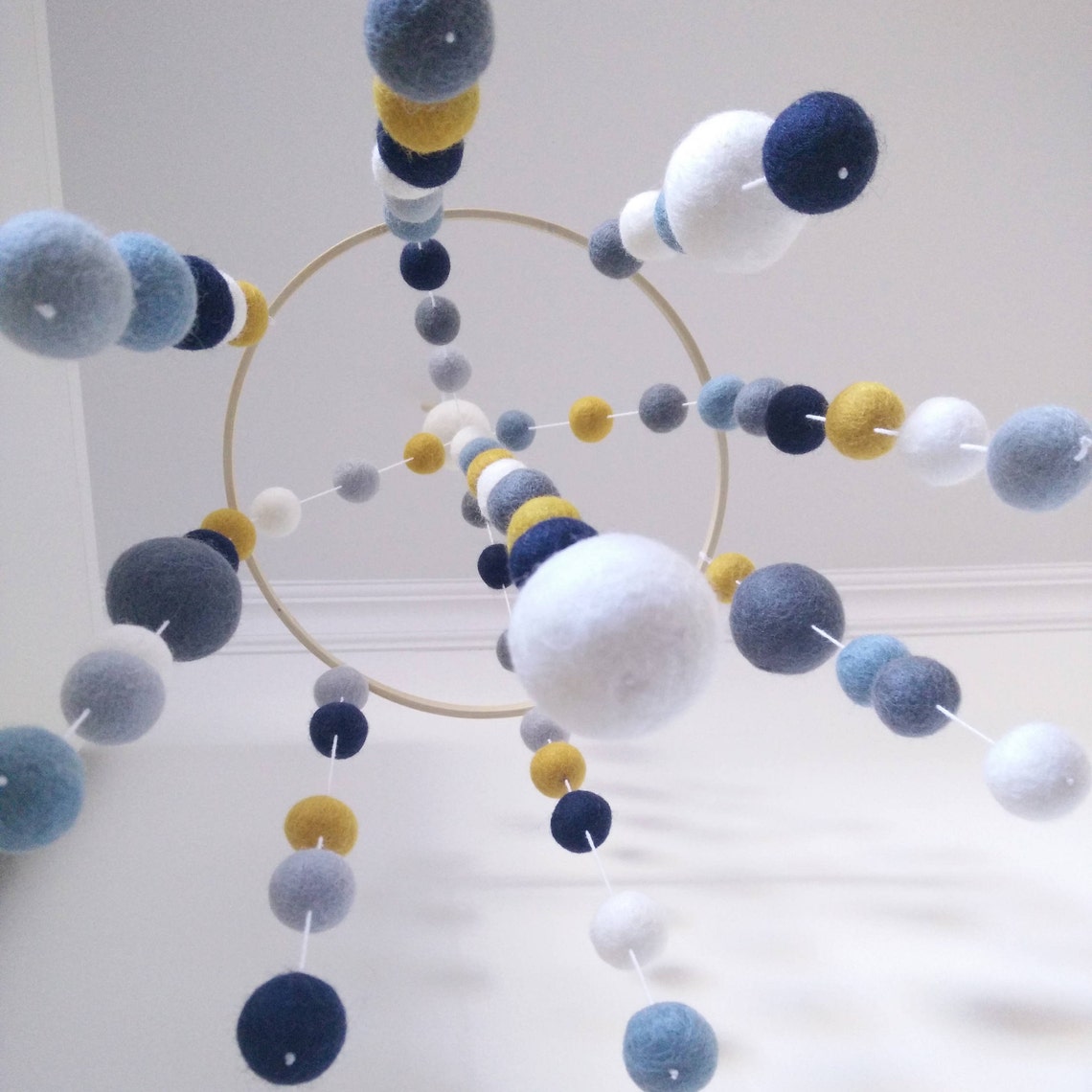 Mobile pour bébé nuance de bleu jaune moutarde blanc boules de - Etsy ...