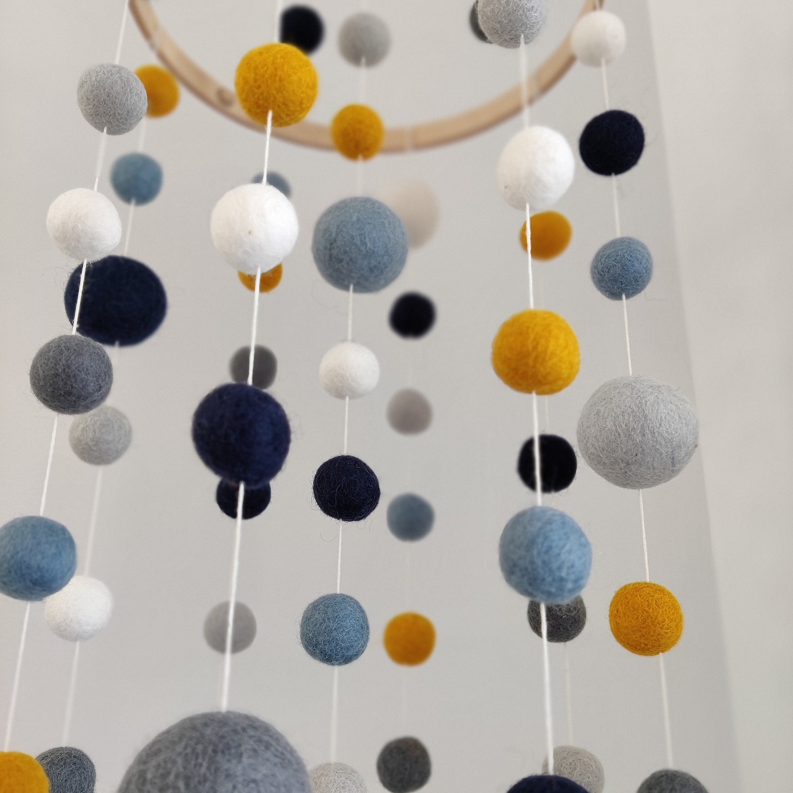Mobile pour bébé nuance de bleu jaune moutarde blanc boules de - Etsy ...